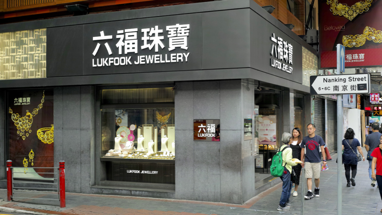 Luk Fook Sales Jump Amid Drop in Gold Price